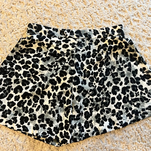 Zara | Skirts | Zara Nwt Black And White Leopard Print Skort Size Large ...